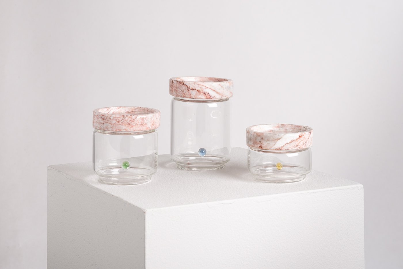 CONTAINERS PINK MARBLE AND GLASS – THE WILD SHOWCASE